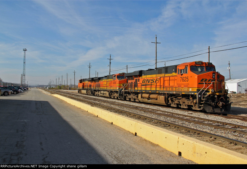 BNSF 7625 sits in the fort mad yard.